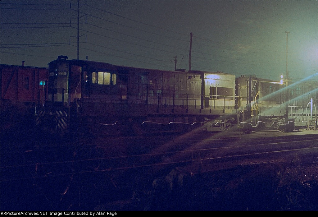 SR 3931 heads a pair of high hood U23B's
